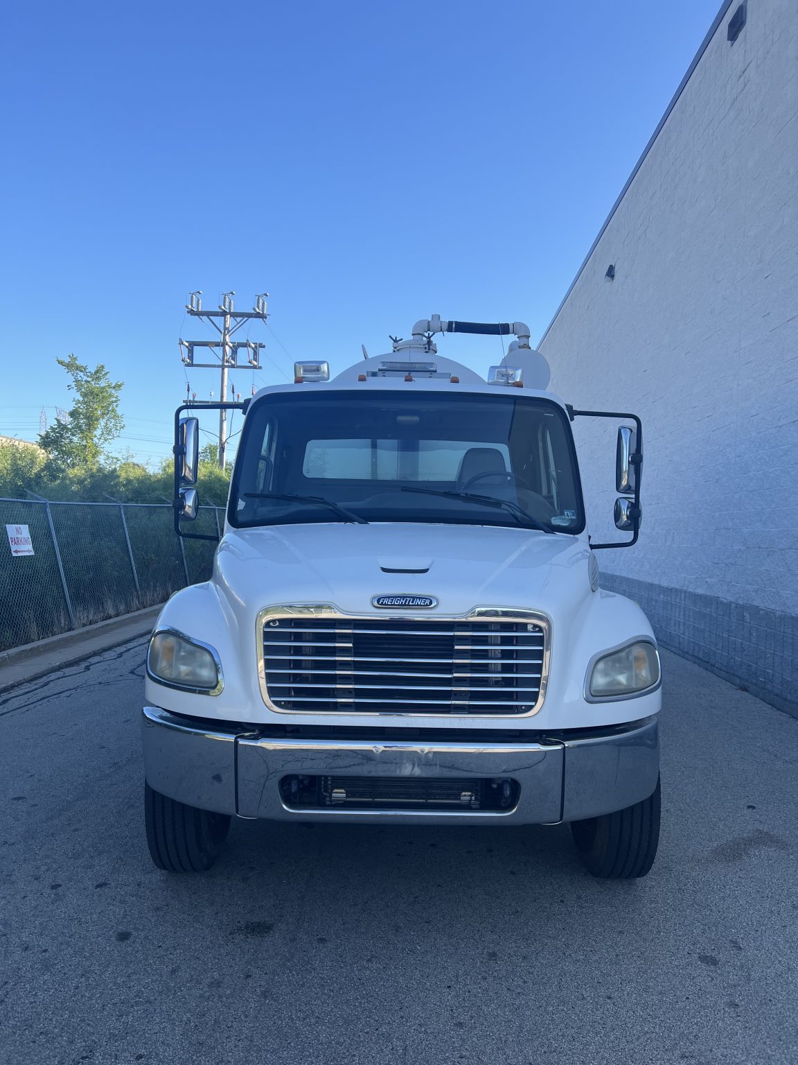 2004 FREIGHTLINER M2106 - Lakeside International Trucks