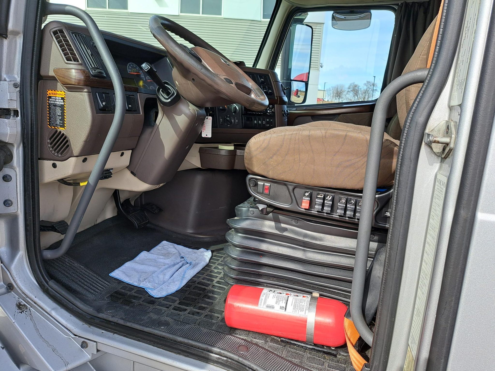2017 Volvo VNL64T - Lakeside International Trucks